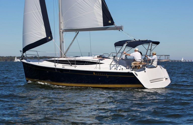8 Sailboats With Showers You Must See (With Pictures) | GoDownsize