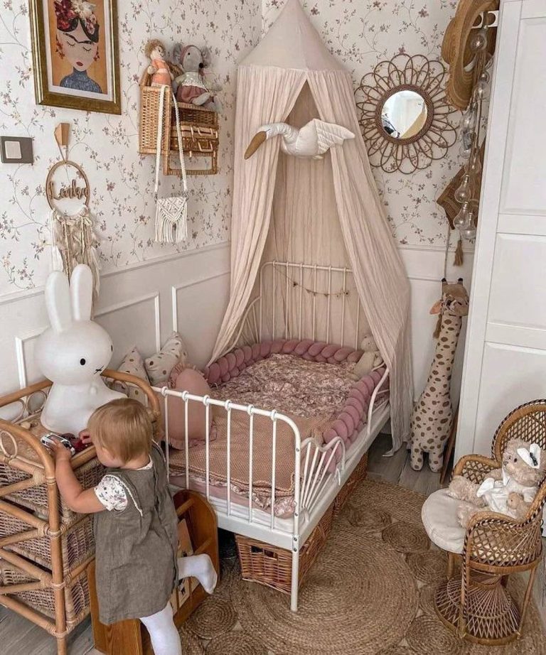 30 Wallpaper Ideas For Little Girl's Rooms | GoDownsize