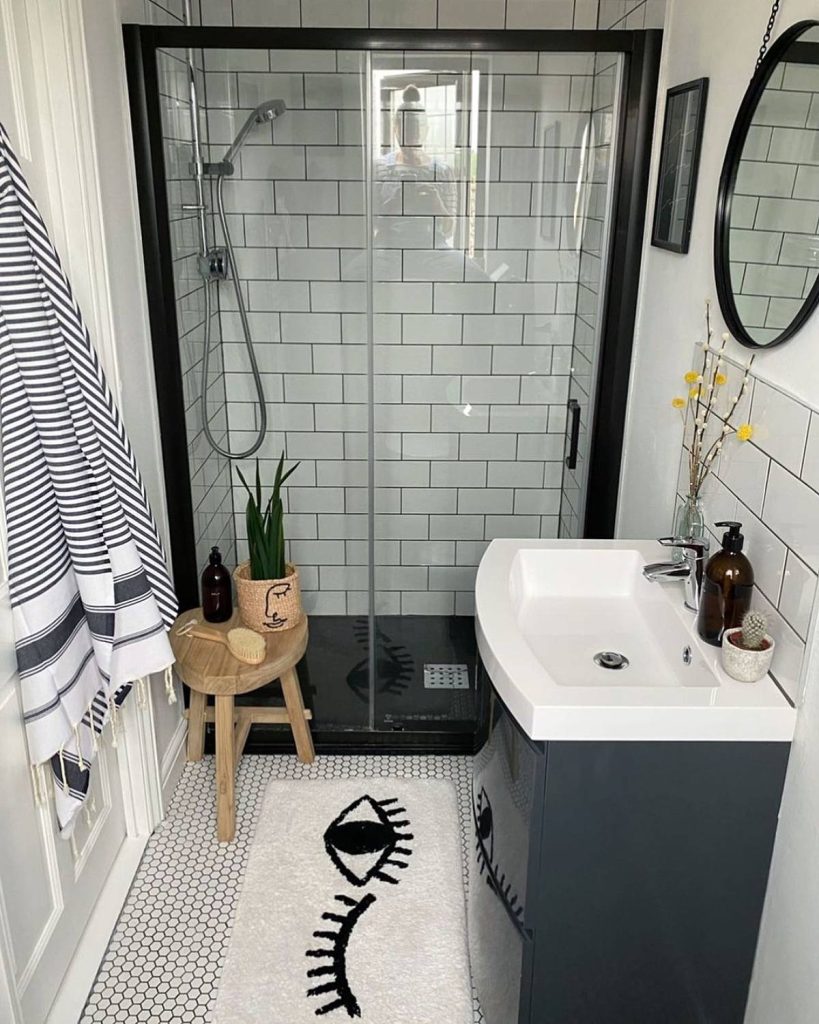 29 Small Black & White Bathrooms That Look Amazing | GoDownsize
