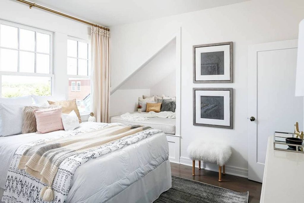 24 Small Bedroom Reading Nooks You'll Love | GoDownsize