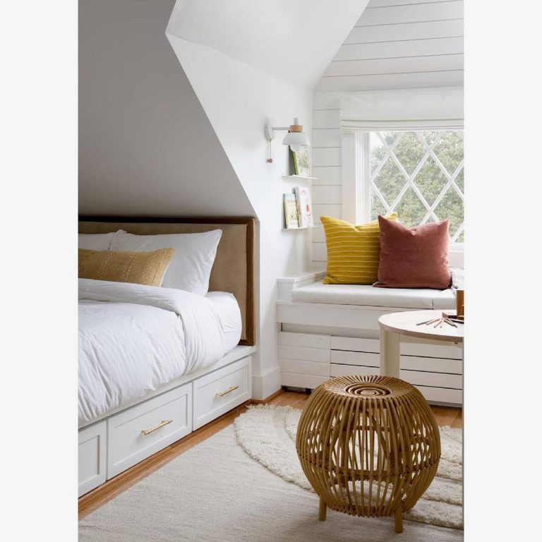 24 Small Bedroom Reading Nooks You'll Love | GoDownsize