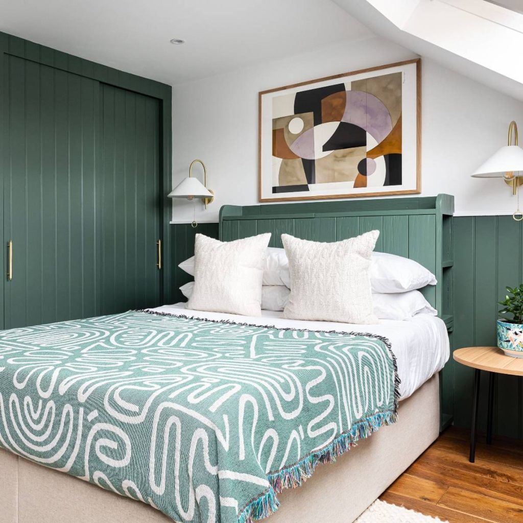 Dark Green Bedrooms: 31 Stylish Ideas For Small Spaces | GoDownsize