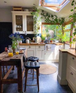 24 Kitchens With Trees That Just Look Amazing | GoDownsize