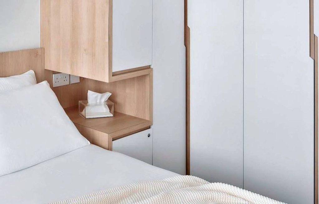 22 Bedside Tables That Work Really Well | GoDownsize