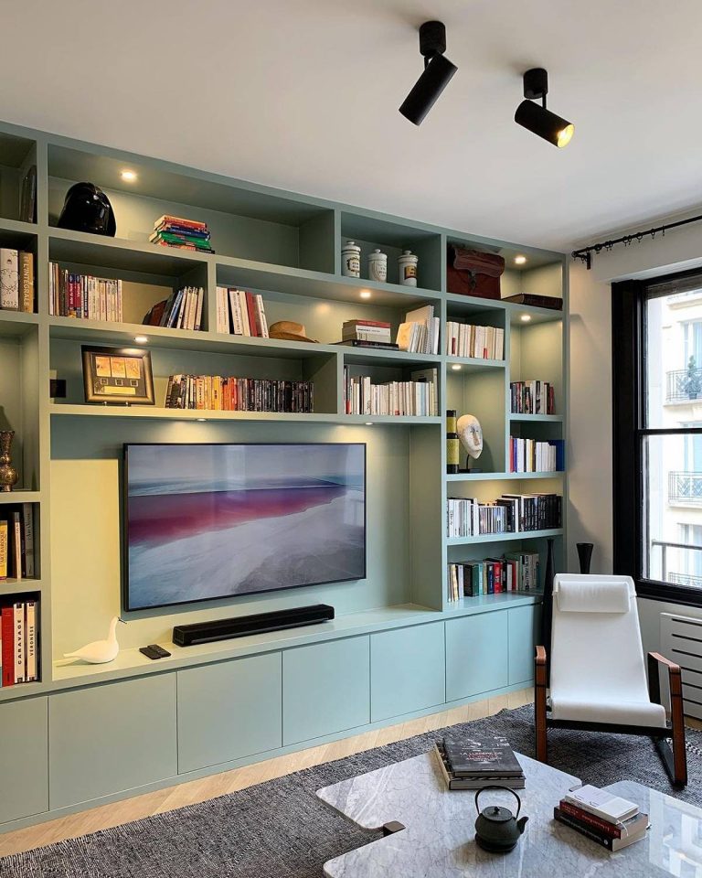 27 Bookshelves With TVs That Look Amazing | GoDownsize