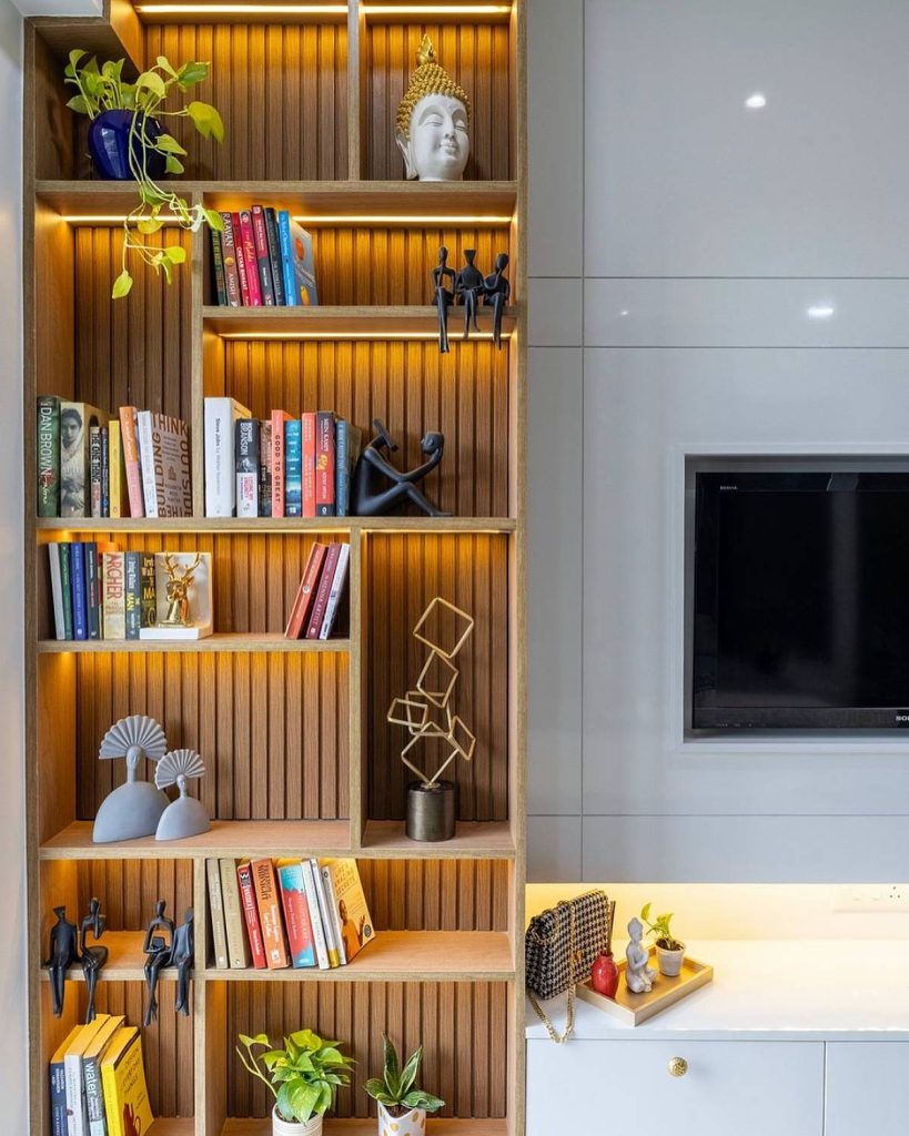27 Bookshelves With TVs That Look Amazing | GoDownsize
