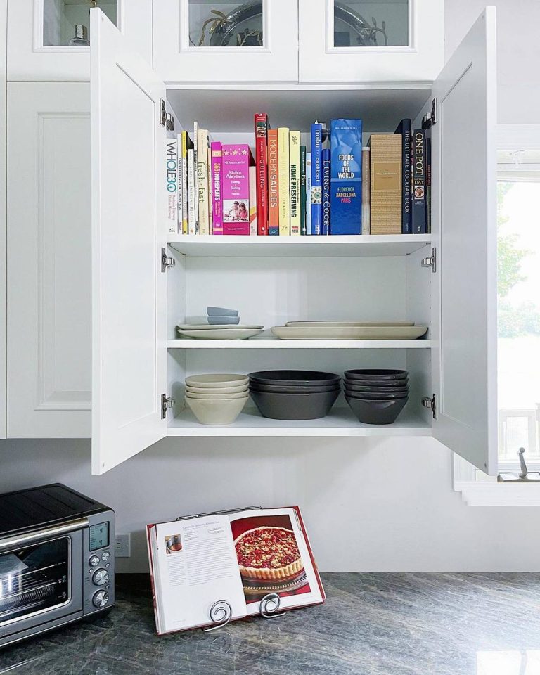 23 Bookshelves Organized By Color That Look Amazing (Color-Coded ...