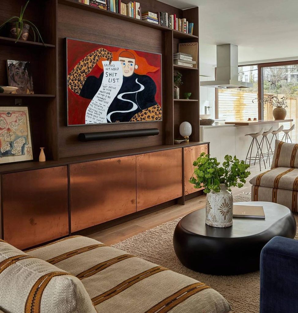 27 Bookshelves With TVs That Look Amazing | GoDownsize