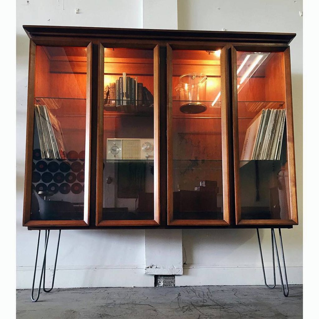 26 Bookshelves For Vinyl Records That Look Amazing | GoDownsize